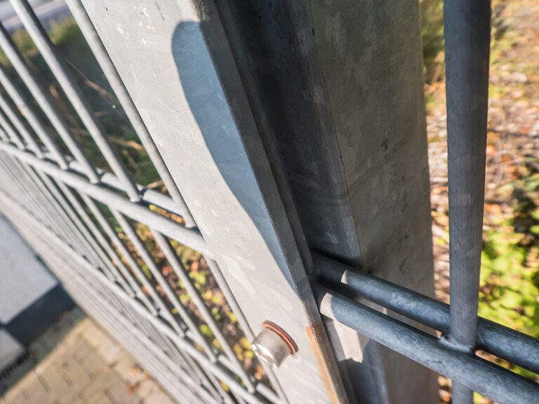 Schilder befestigen: Der Stabmattenzaun - Werbetechnik News